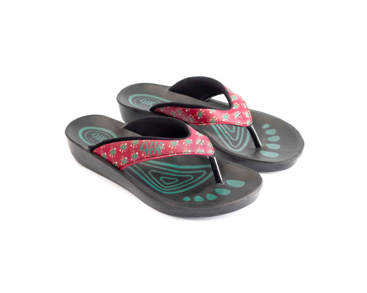 Comfort and Style: Women's Medicated Slippers for Ultimate Foot Relief